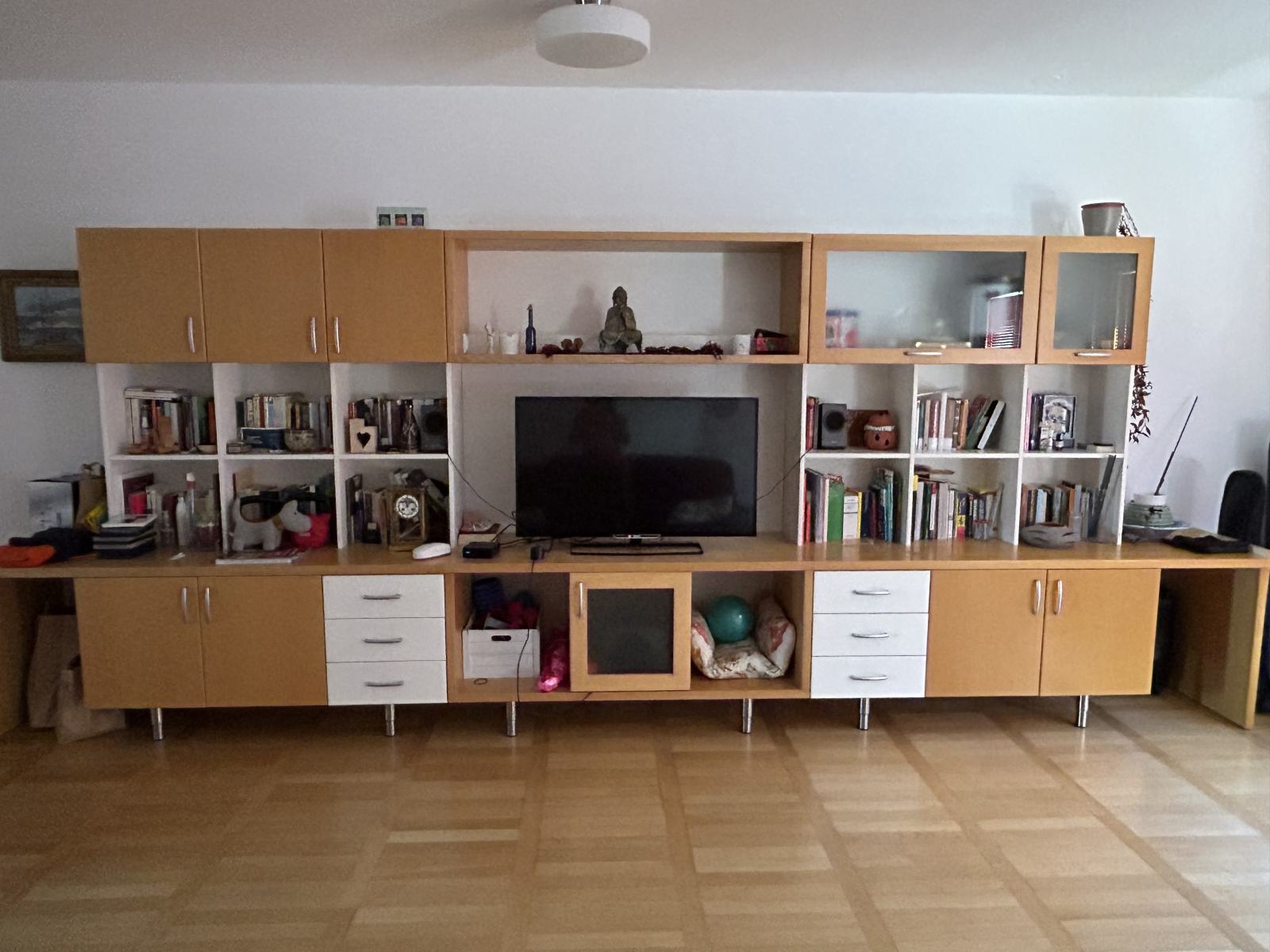 Podarim leseno knjižno omaro