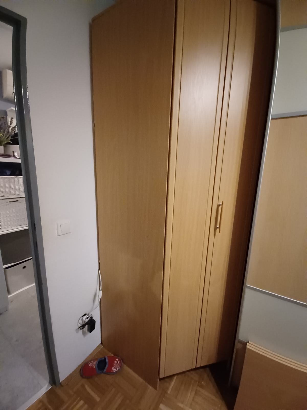 Podarim omaro in kavč