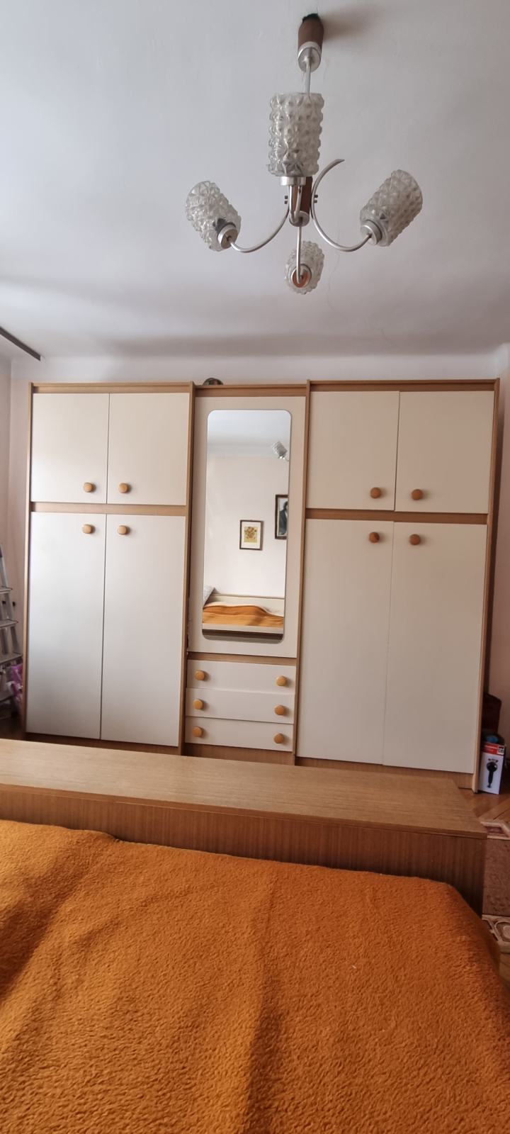 Podarim omaro in posteljni okvir