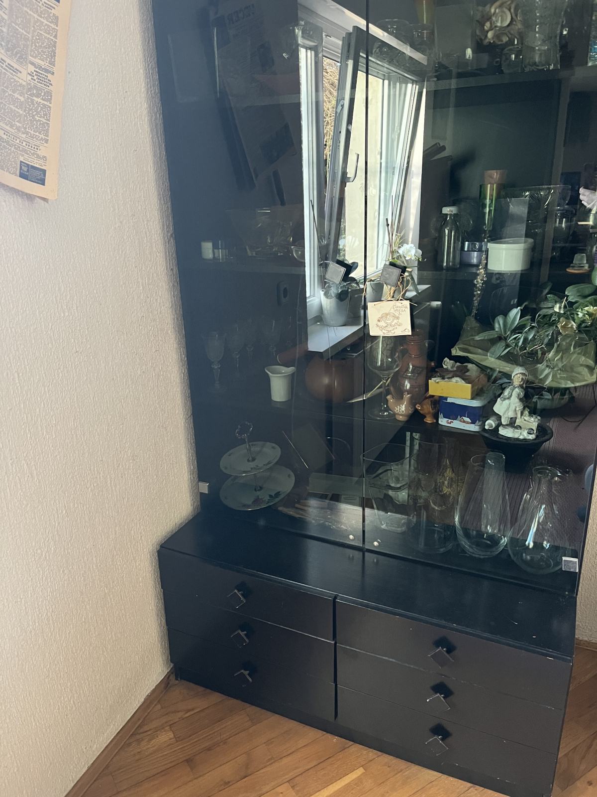 Podarim stekleno omaro s predali