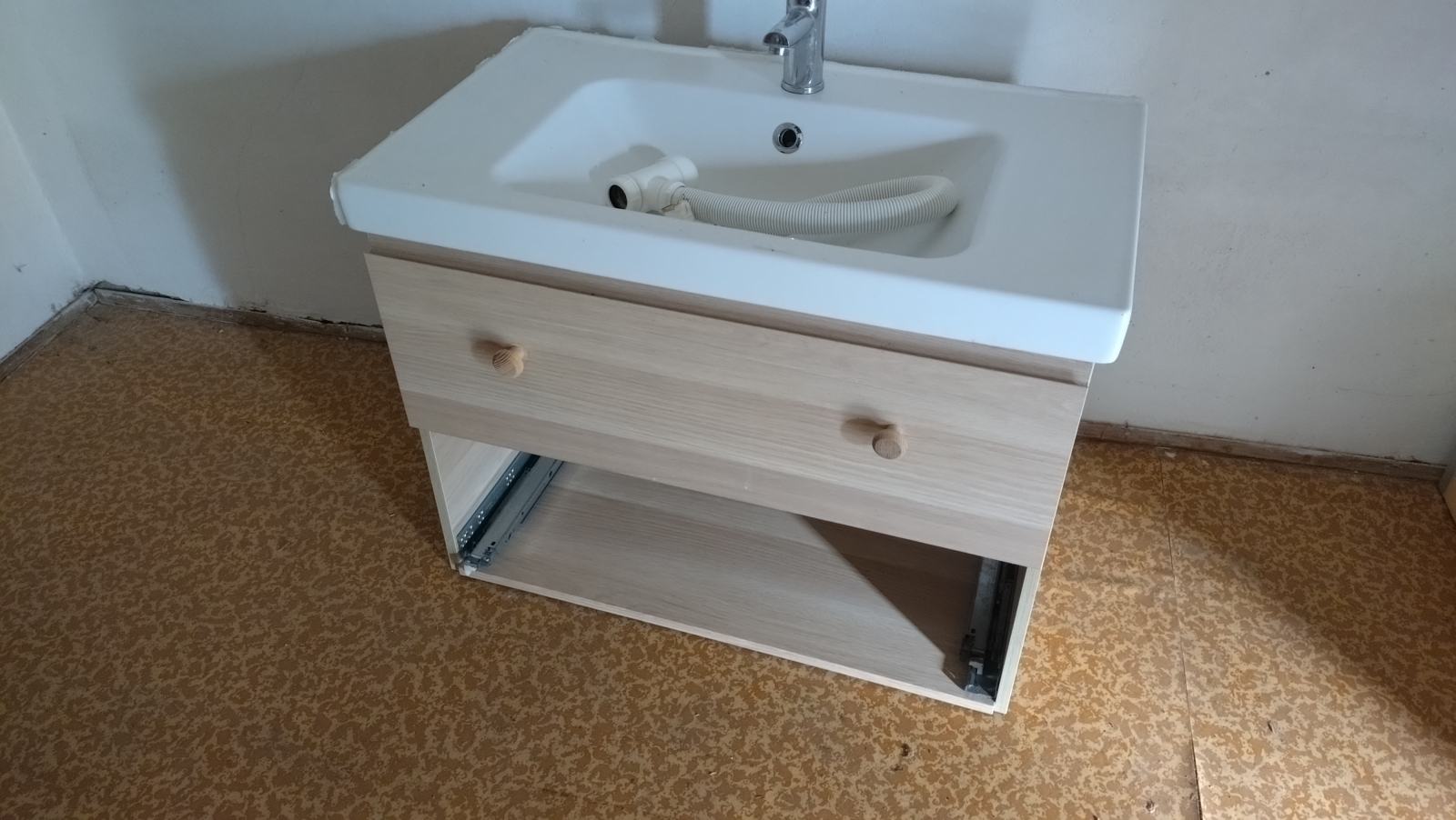 Umivalnik z omarico