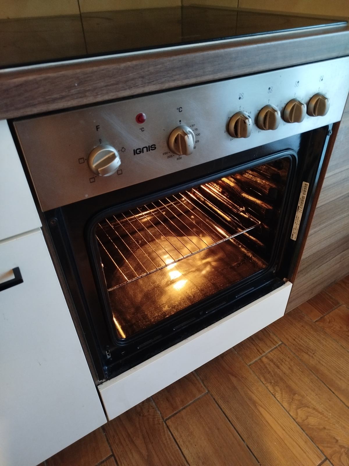 Vgradna pečica Ingis 59x59cm, brez vrat.