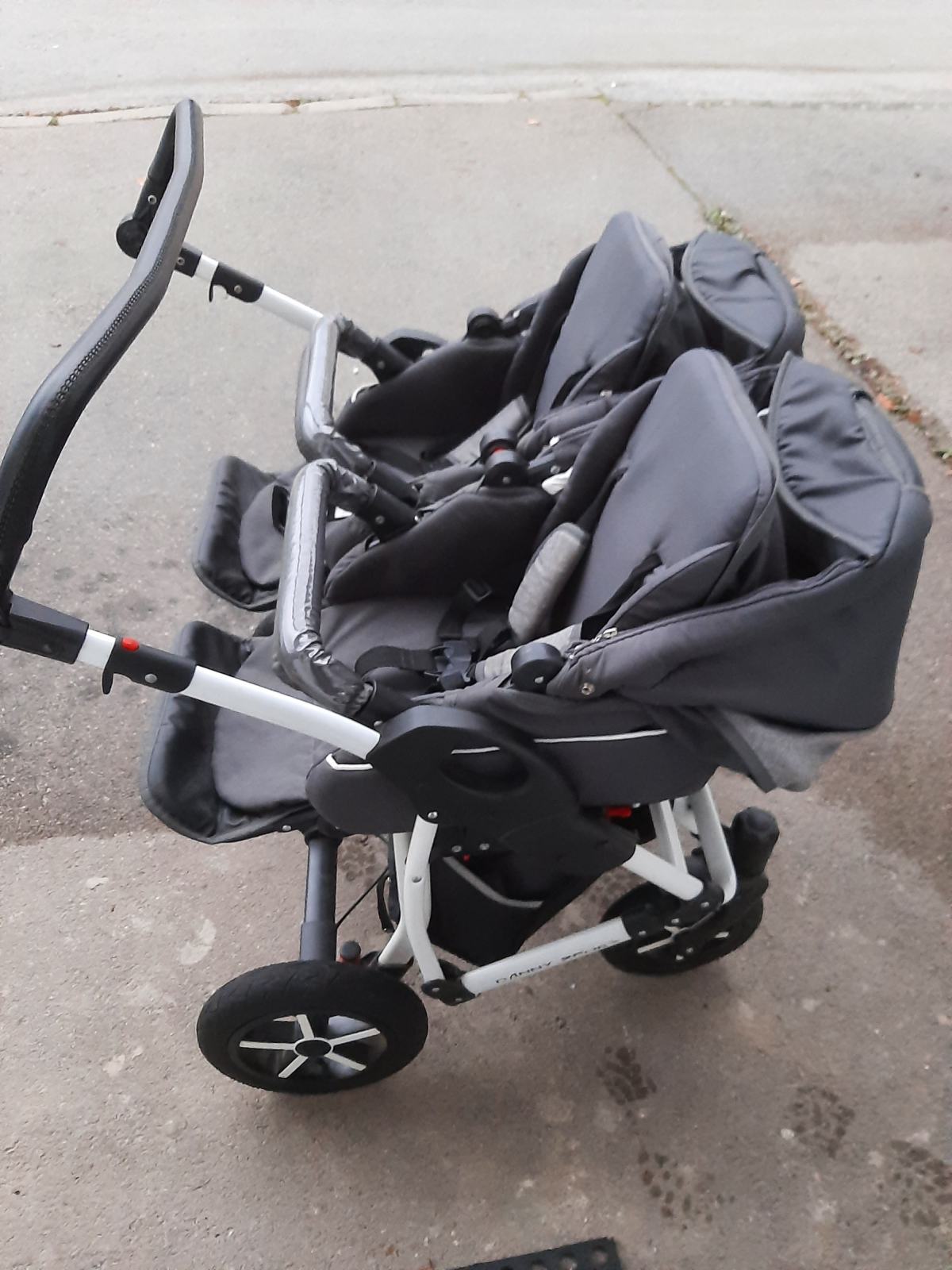 VOZIČEK DORJAN ZA DVOJČKE