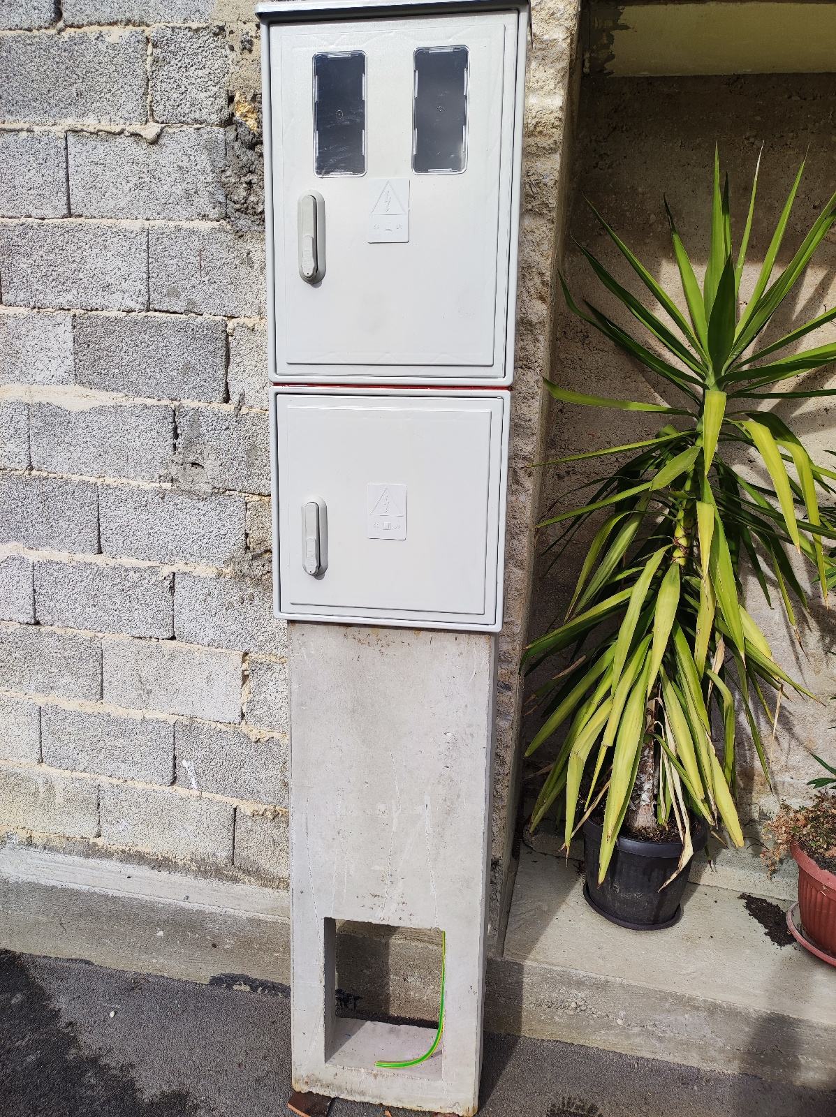 Elektro omarica + betonski podstavek
