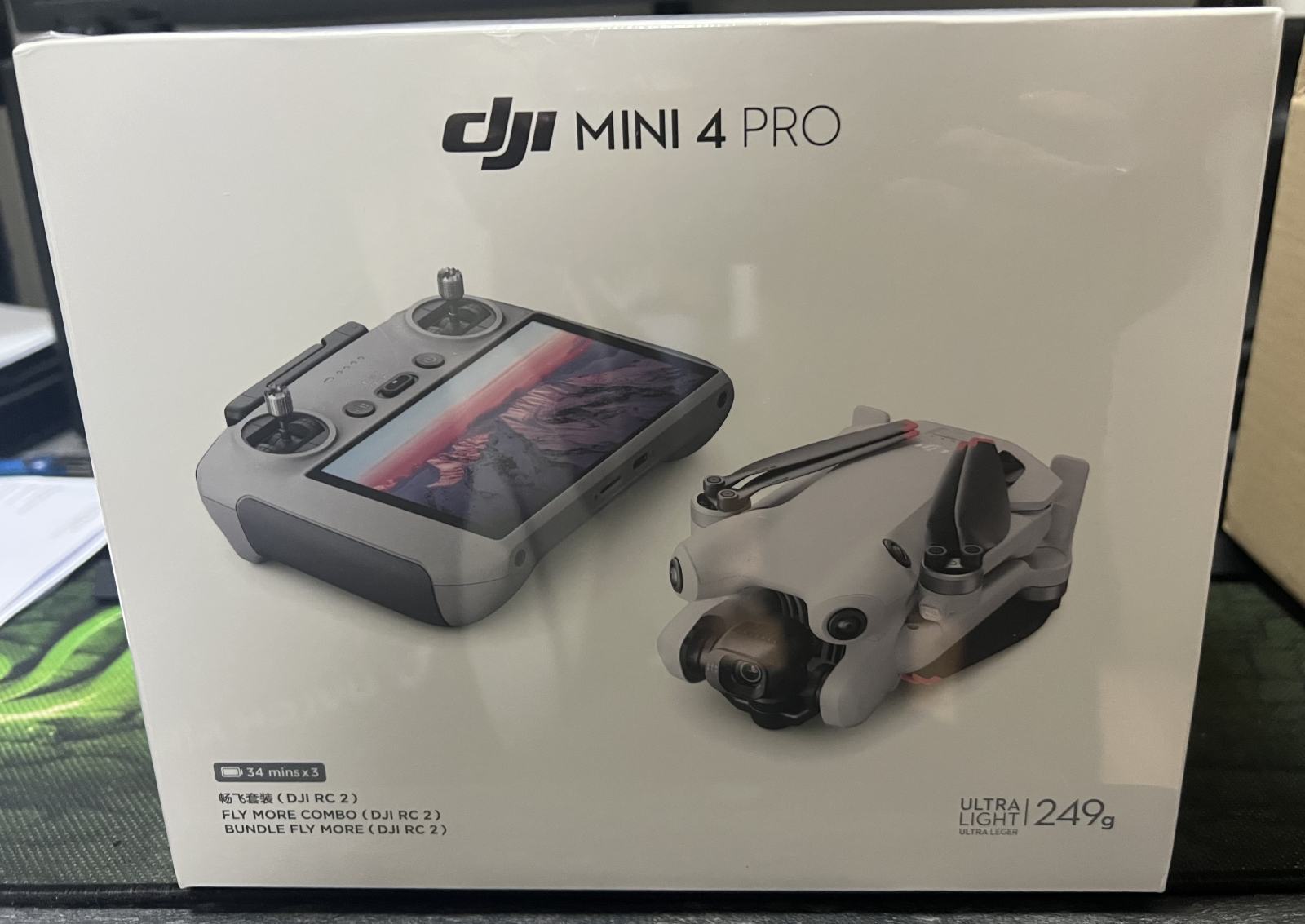 Dron DJI MINI 4 Pro Fly More Combo z RC2 kontrolerjem