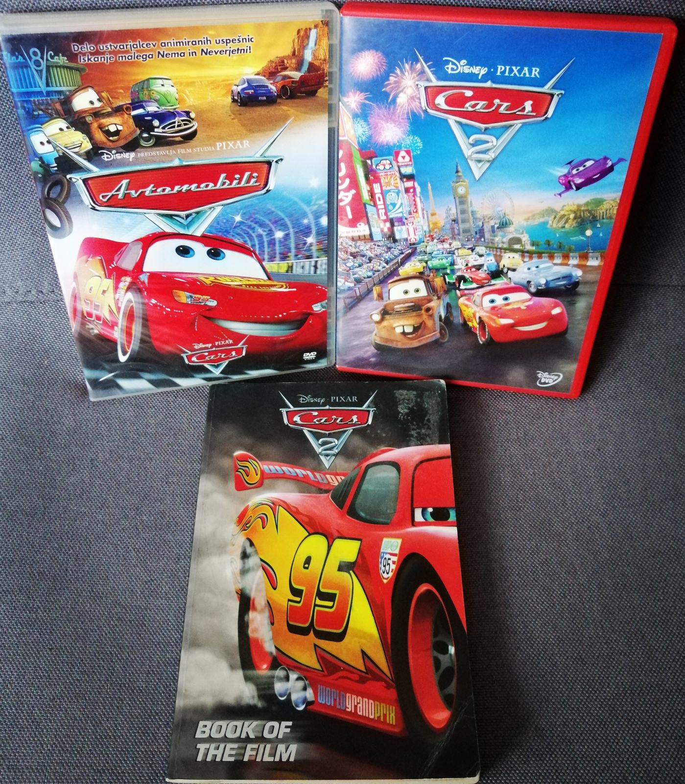 2xDVD risanka: Avtomobili 1+2 (Cars 1+2), knjiga Cars 2 (v angleščini)