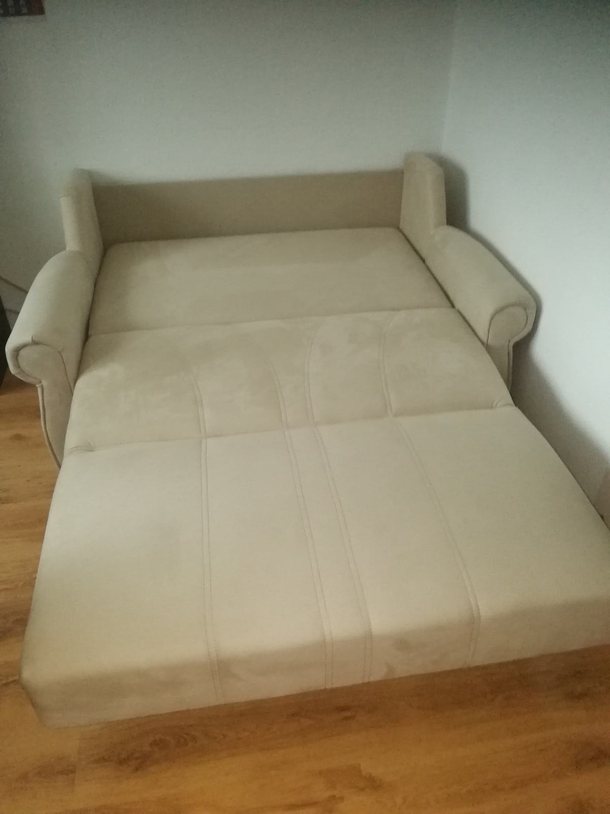 Prodam dvosed { raztegljiv v posteljo}