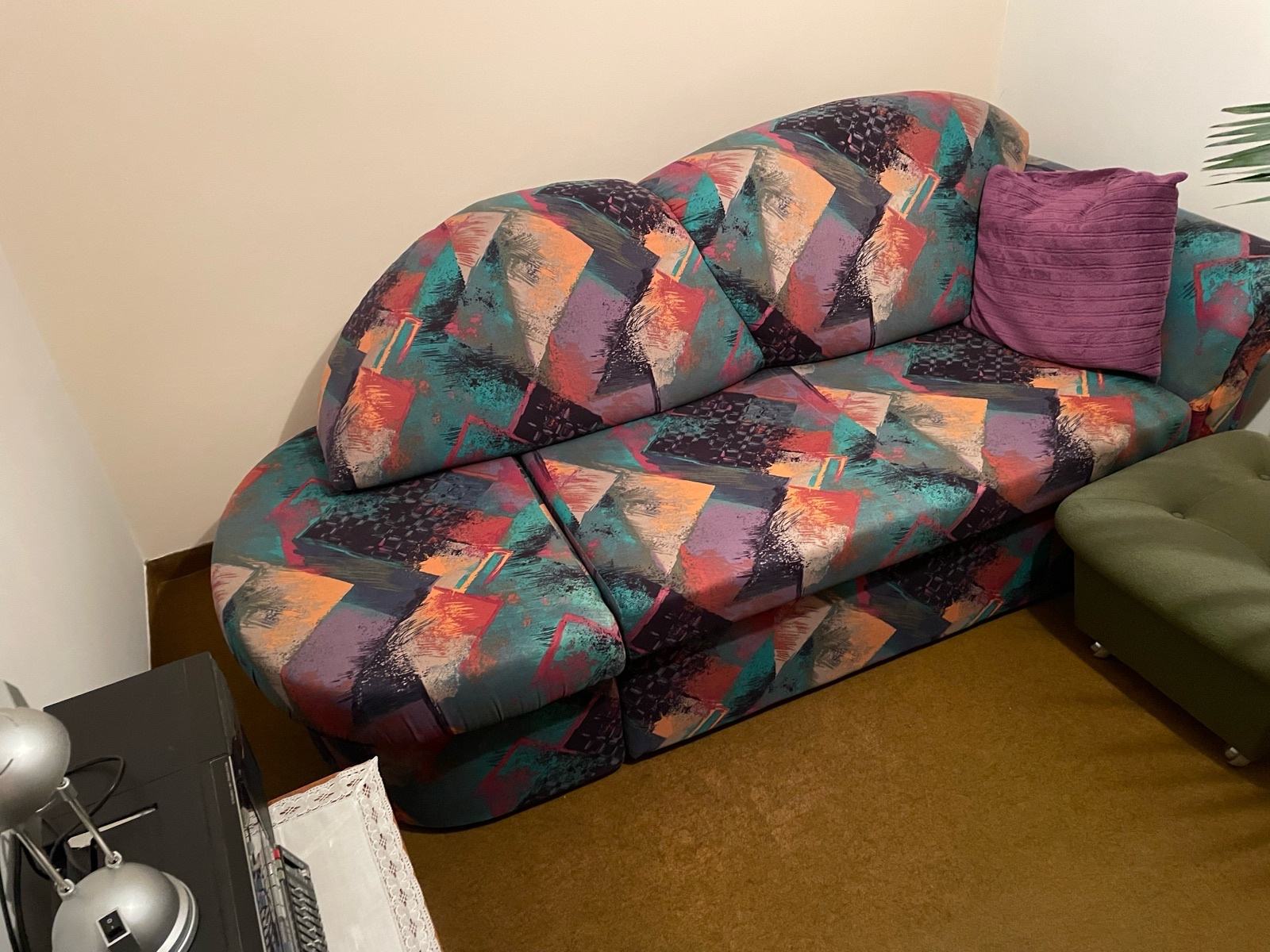 Prodam Retro kauč z vgrajeno posteljo