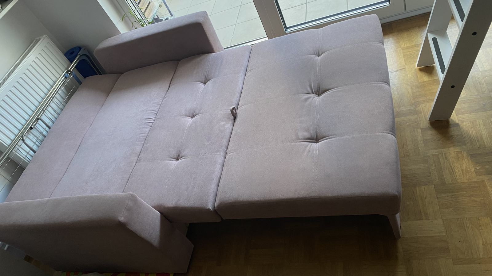 Raztegljiv dvosed z dormeo nadvzmetnico