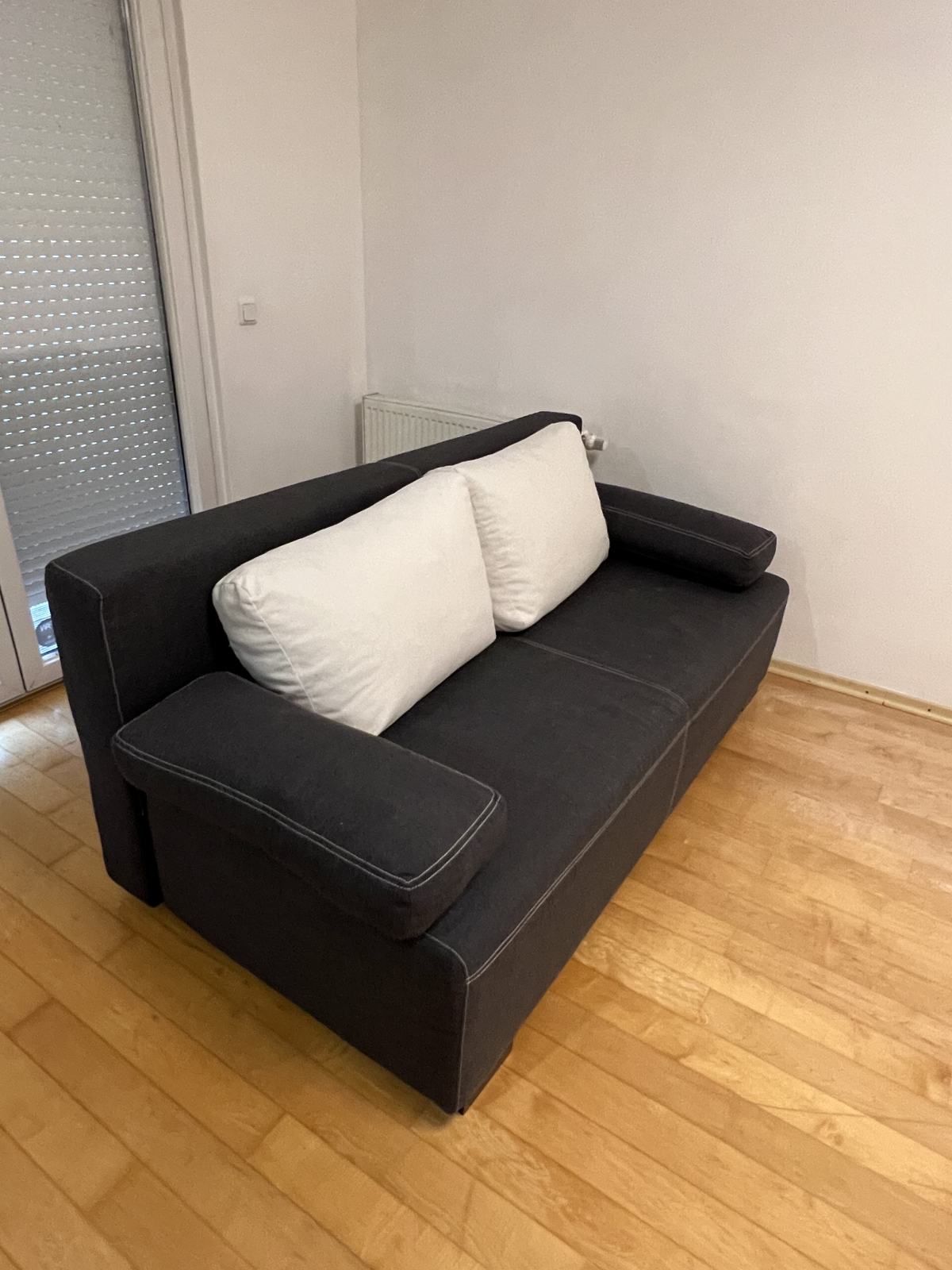 Udoben dvosed v temno sivi barvi