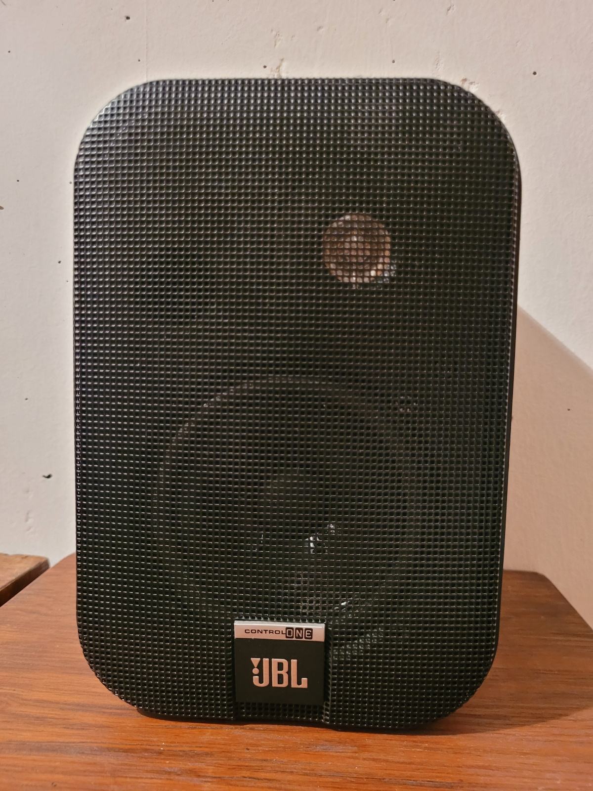 JBL Control One zvočnik