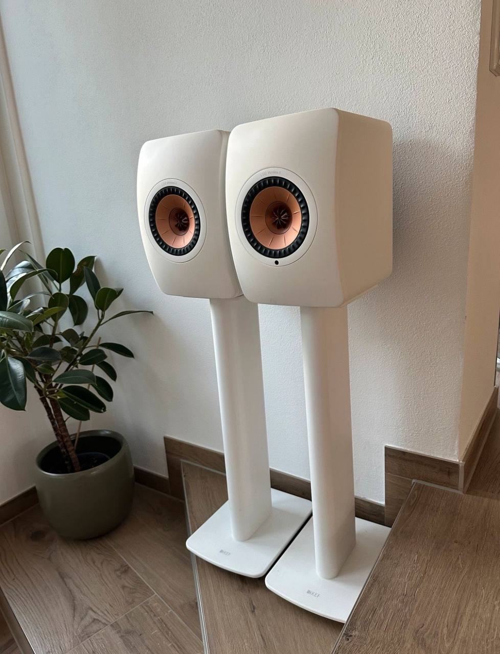 KEF LS50 Wireless II (2) s stojalom KEF (talna stojala S2)