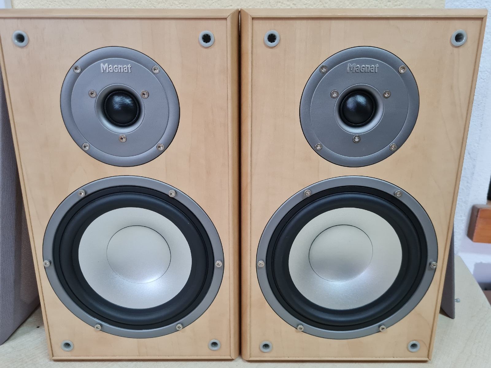 MAGNAT MONITOR 220, dvosistemski zvočniki, 90/180 W