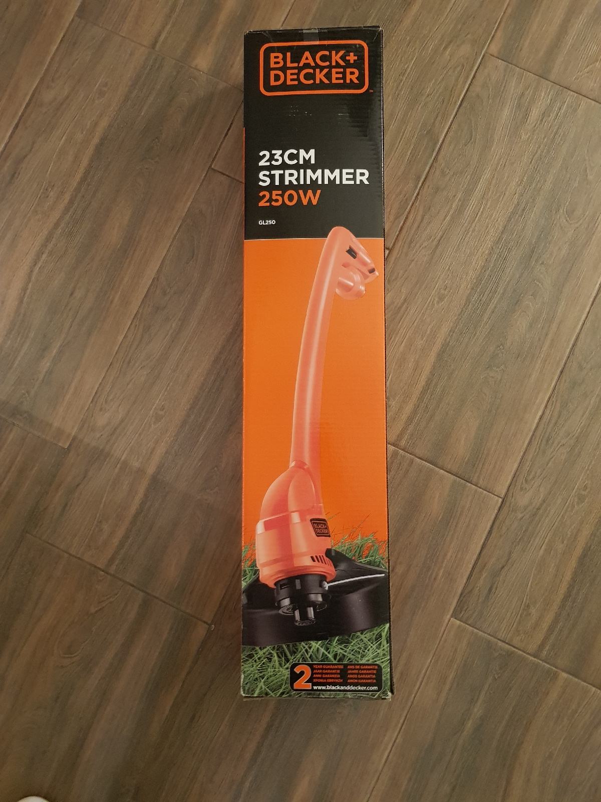 Kosilnica z nitko BLACK+DECKER.