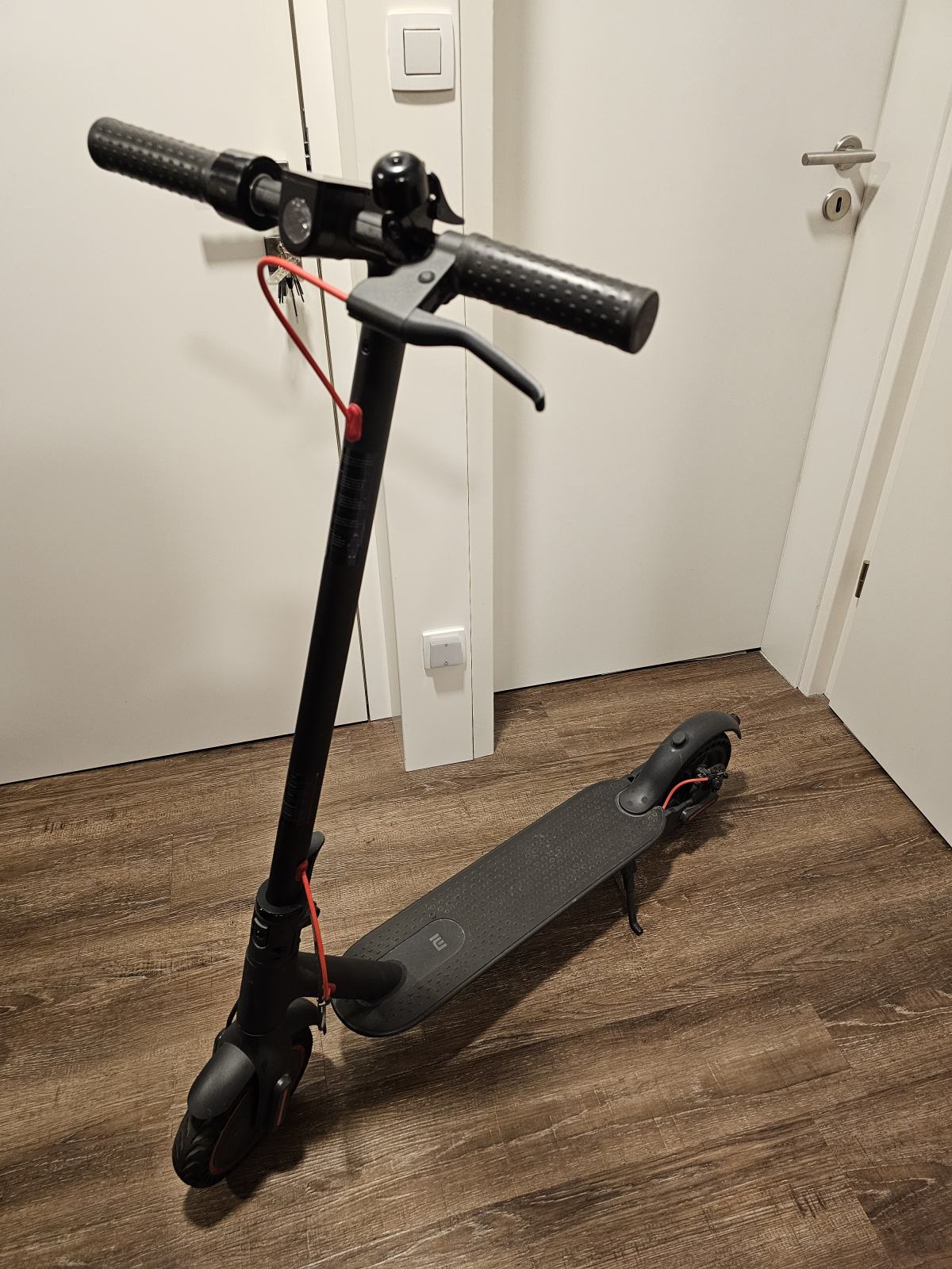 Prodam el. skiro XIAOMI, malo rabljen in zelo ohranjen