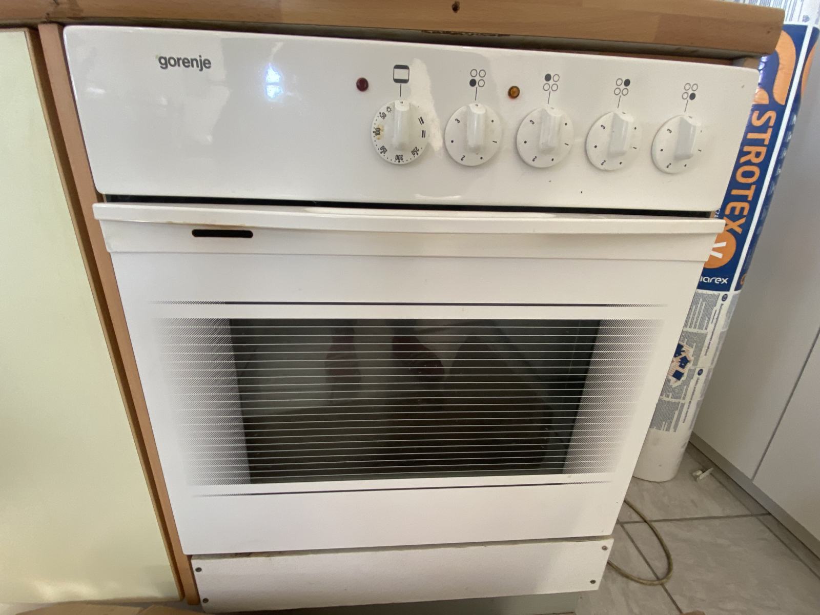 Pečica Gorenje z steklokeramično ploščo