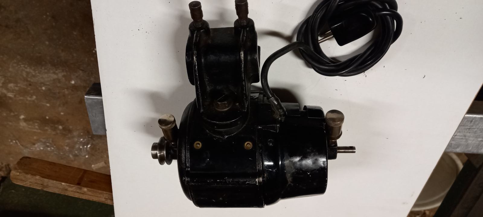 Elektromotor, prenosni z regulacijo hitrosti in pritrdilnim nosilcem