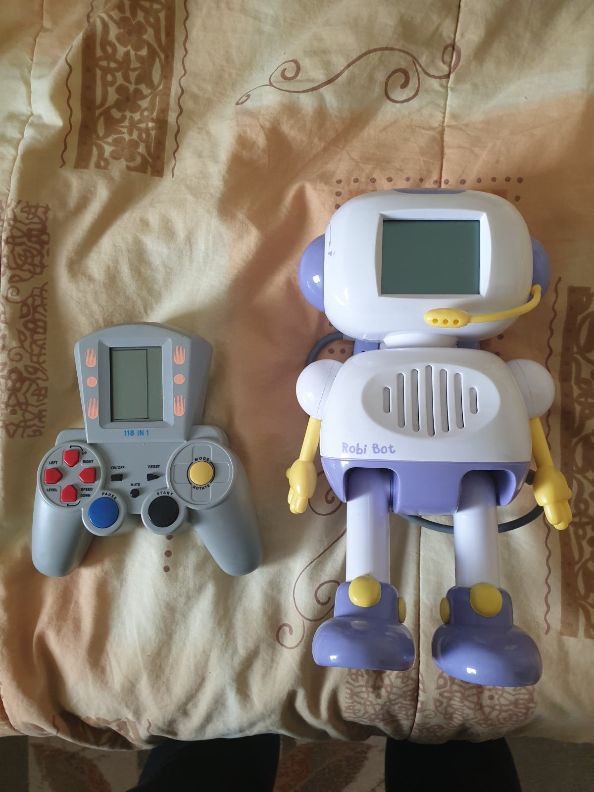 Robi Bot in igraca v stilu Gameboya