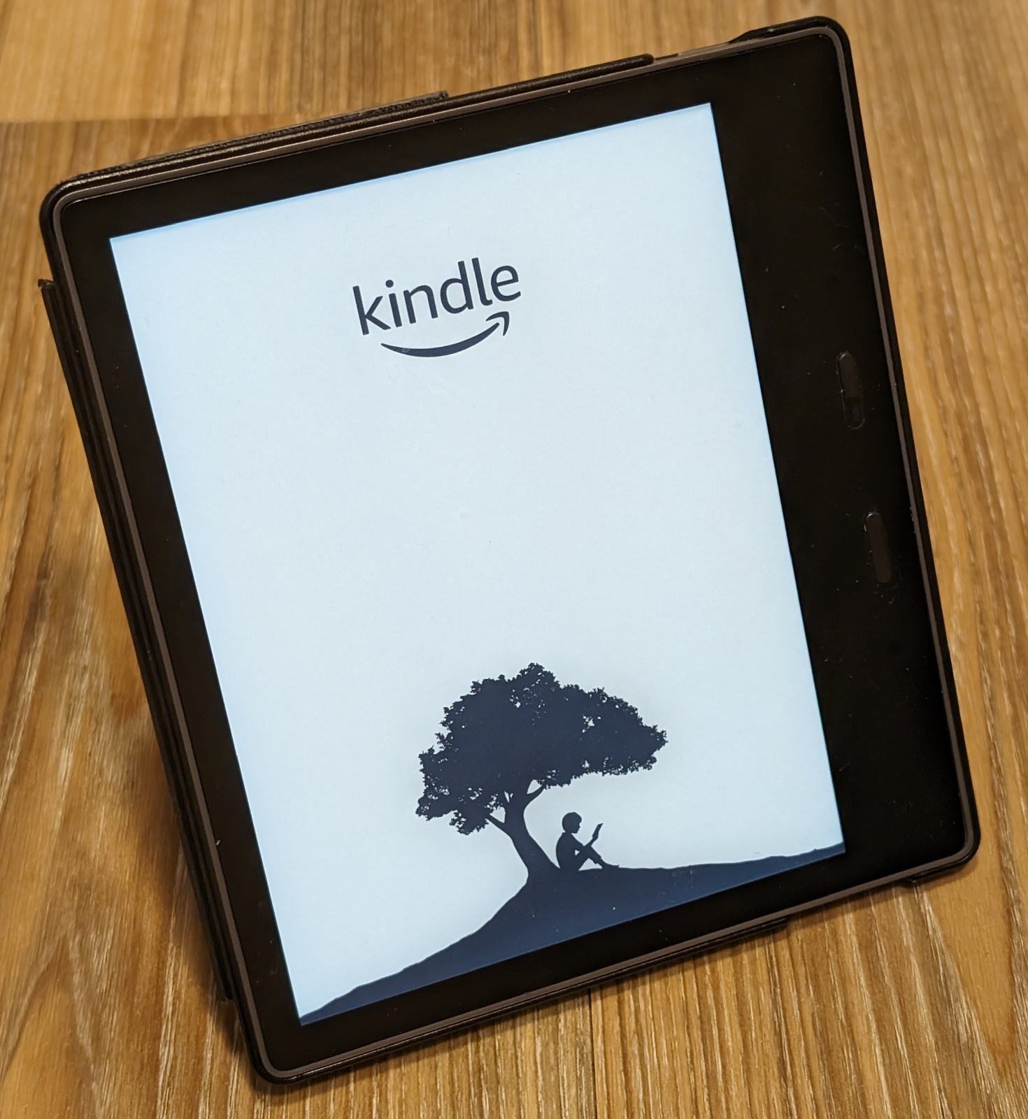 Kindle Oasis + zaščitni ovitek, 8GB, prilagodljiva topla svetloba