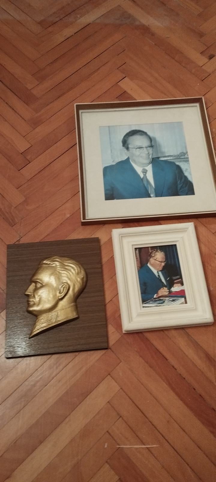 Dve sliki in plaketa Tito