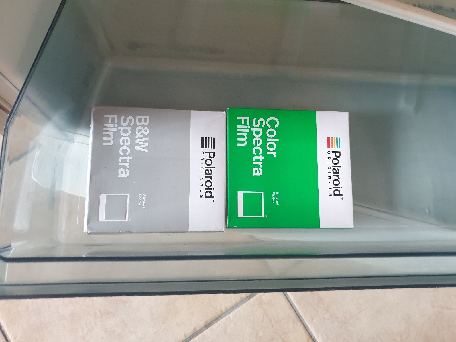Polaroid Spectra film (1x čb in 1x barvni)