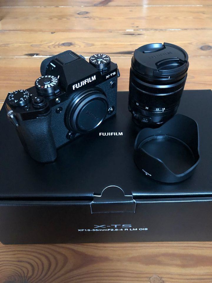 Fuji Fujifilm XT-5 + XF 18-55mm 2-4f