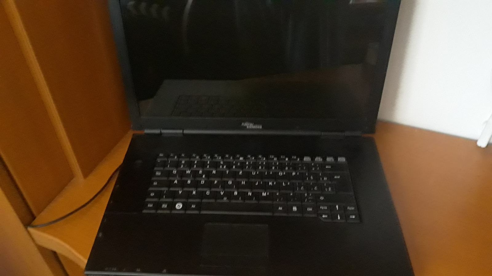 Prodam računalnik Fujitsu Siemens Amilo