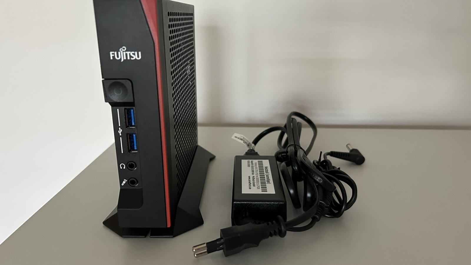 ThinClient Fujitsu Futro S740 Intel Celeron, 8GB RAM, 128GB SSD, WIN10