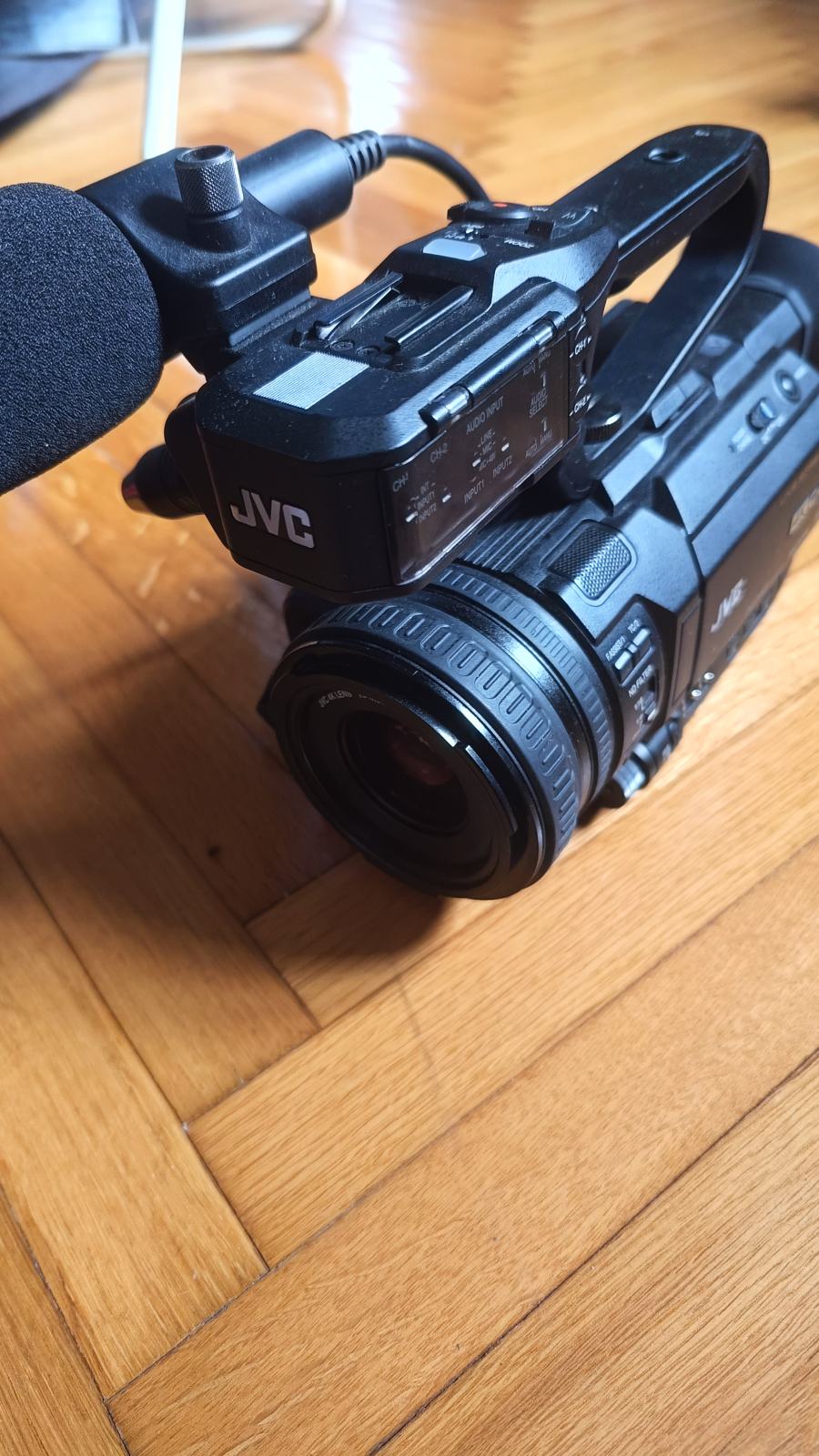 profesionalna 4k kamera JVC GY-HME250E