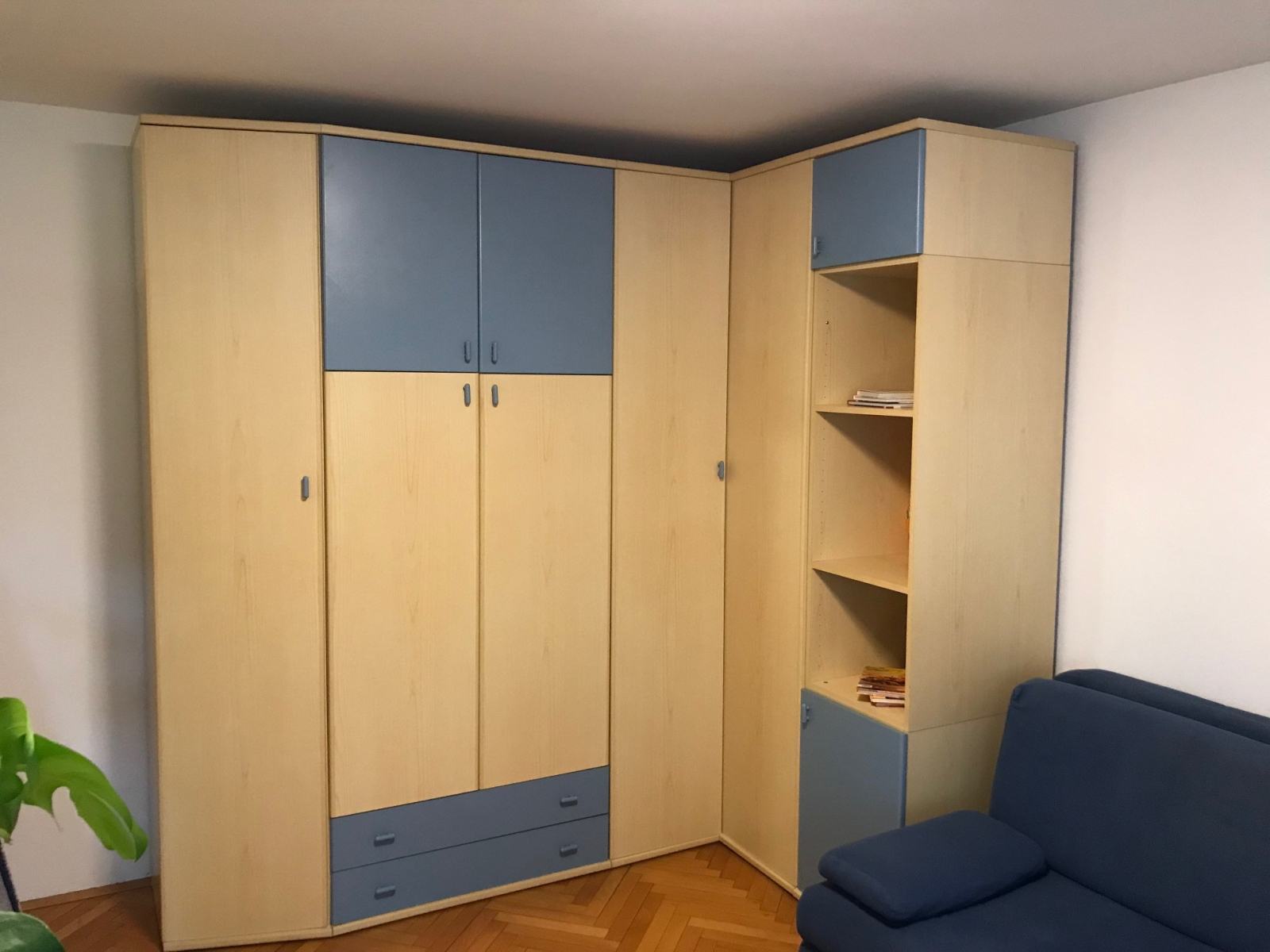 Garderobna omara + dva predalnika, komoda, omara z vitrino in policami