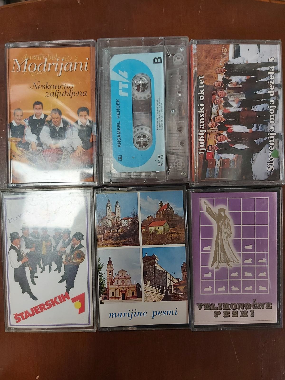 KASETA ANSAMBEL MODRIJANI NESKONČNO ZALJUBLJENA