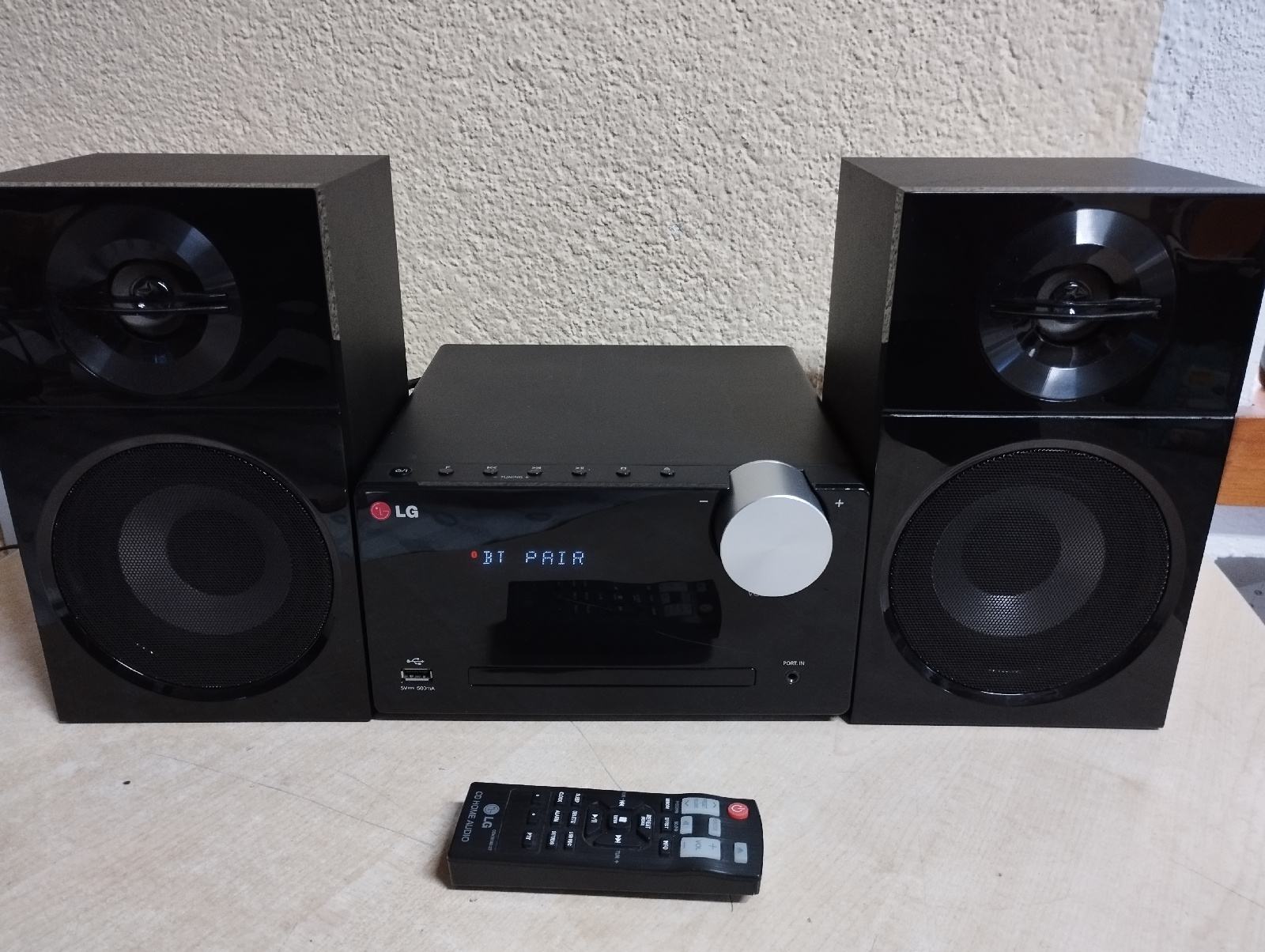 LG CM2440, micro hi-fi stolp, CD, Bluetooth, USB, FM