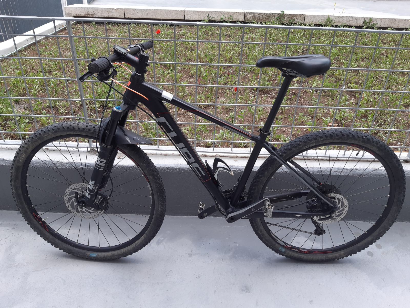 Cube Race One Vel 16, kolesa 27,5