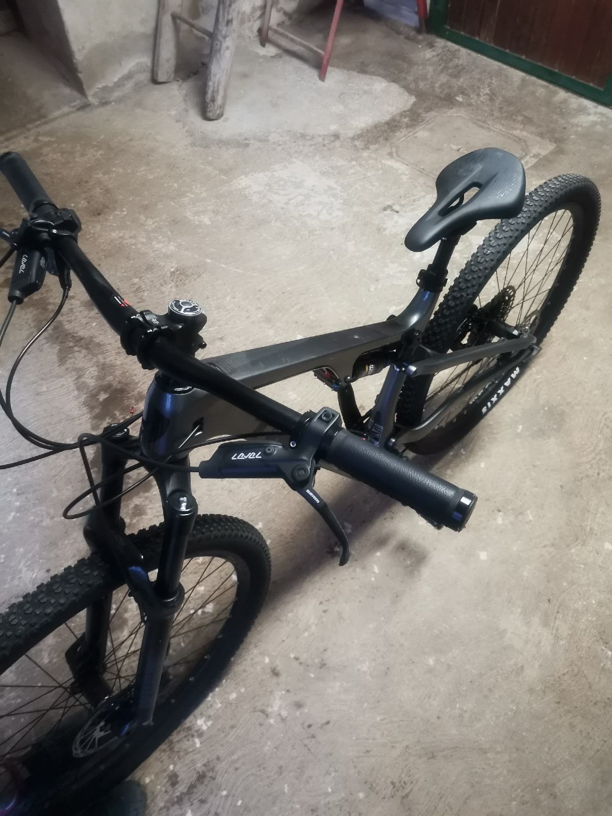 Polno-vzmeteno carbon MTB kolo