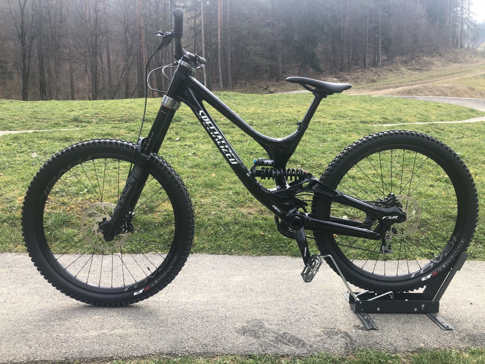 SPECIALIZED DH kolo DEMOI alloy 2020 27,5 velikosti S, M, L