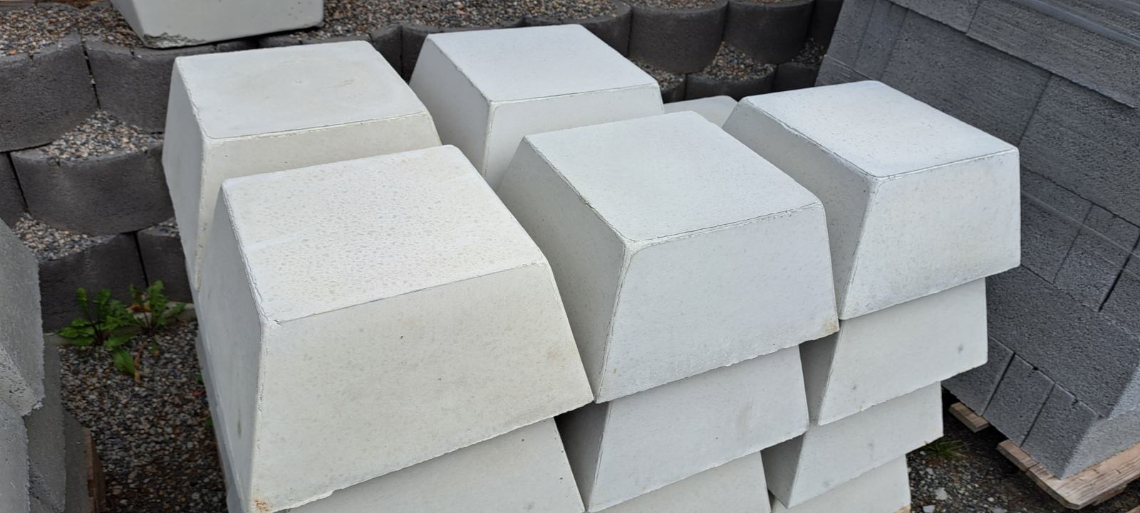 Betonski podstavek za brunarico, za podest, kozolec, za les