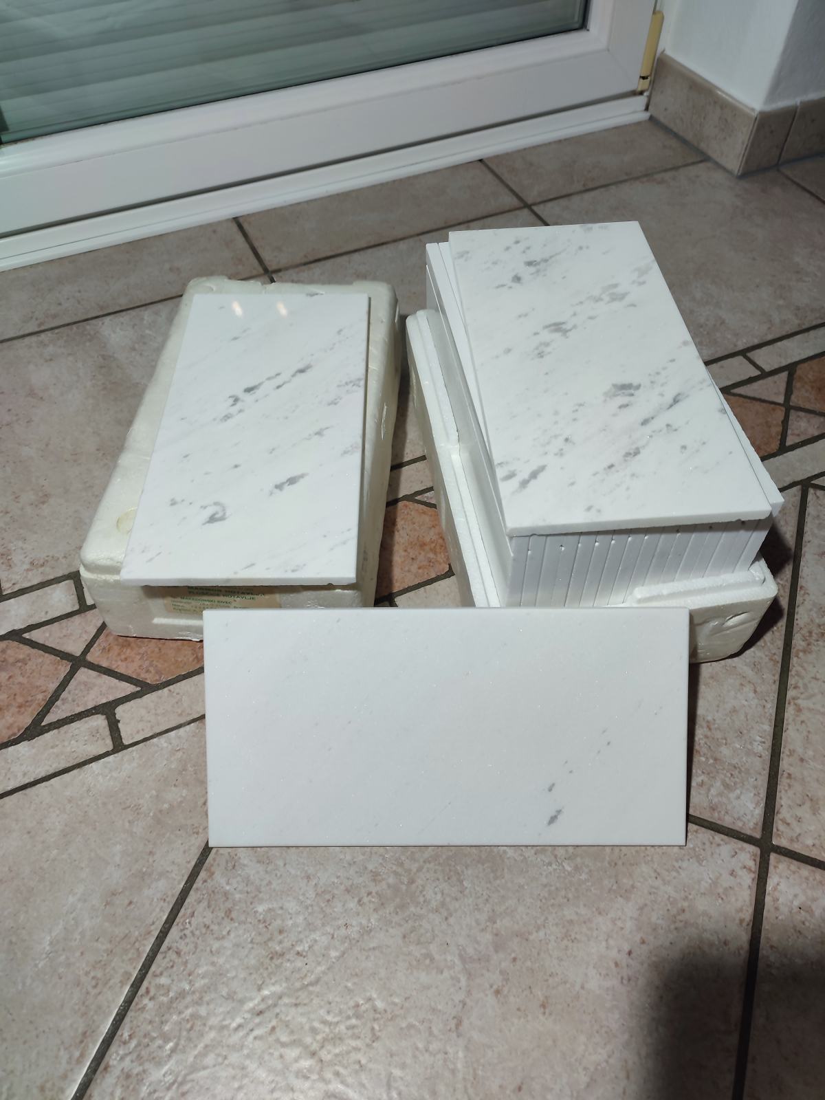 Marmor makedonski sivec ploščice 30,5cm x 15,25cm debeline 1cm cca 5m2