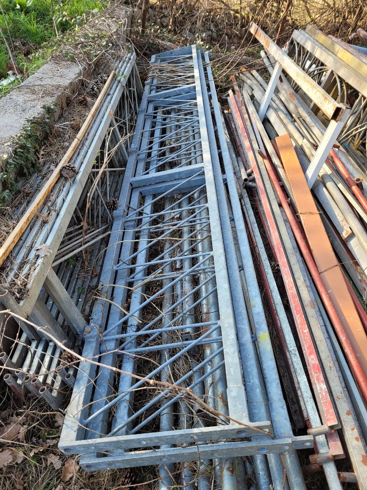 železo, pocinkan palični nosilec, višina 50 cm, dolzina 400 cm