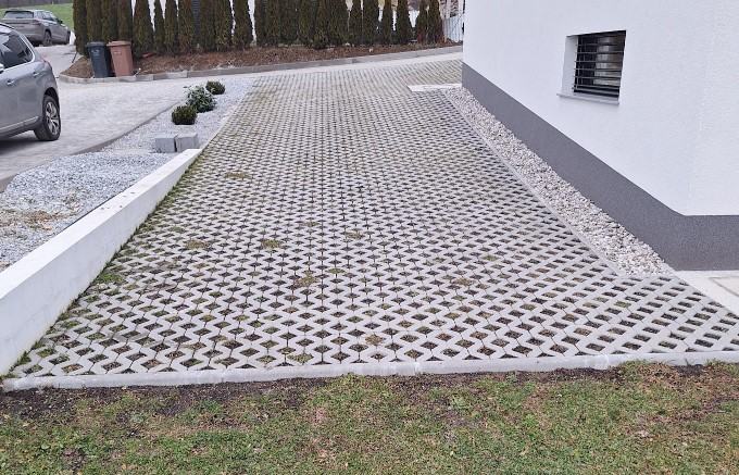 Tlakovci - BETONSKA PLOŠČA GOREC TRAVNA 60X40X8 CM DVOSLOJNA SIVA