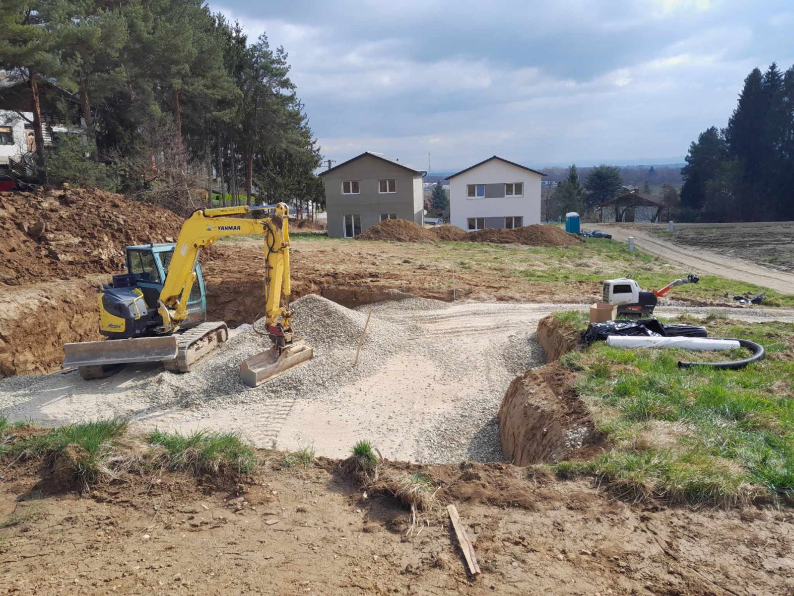 Podarim rodovitno zemljo za vrte, terase ali nasutje 300 m3
