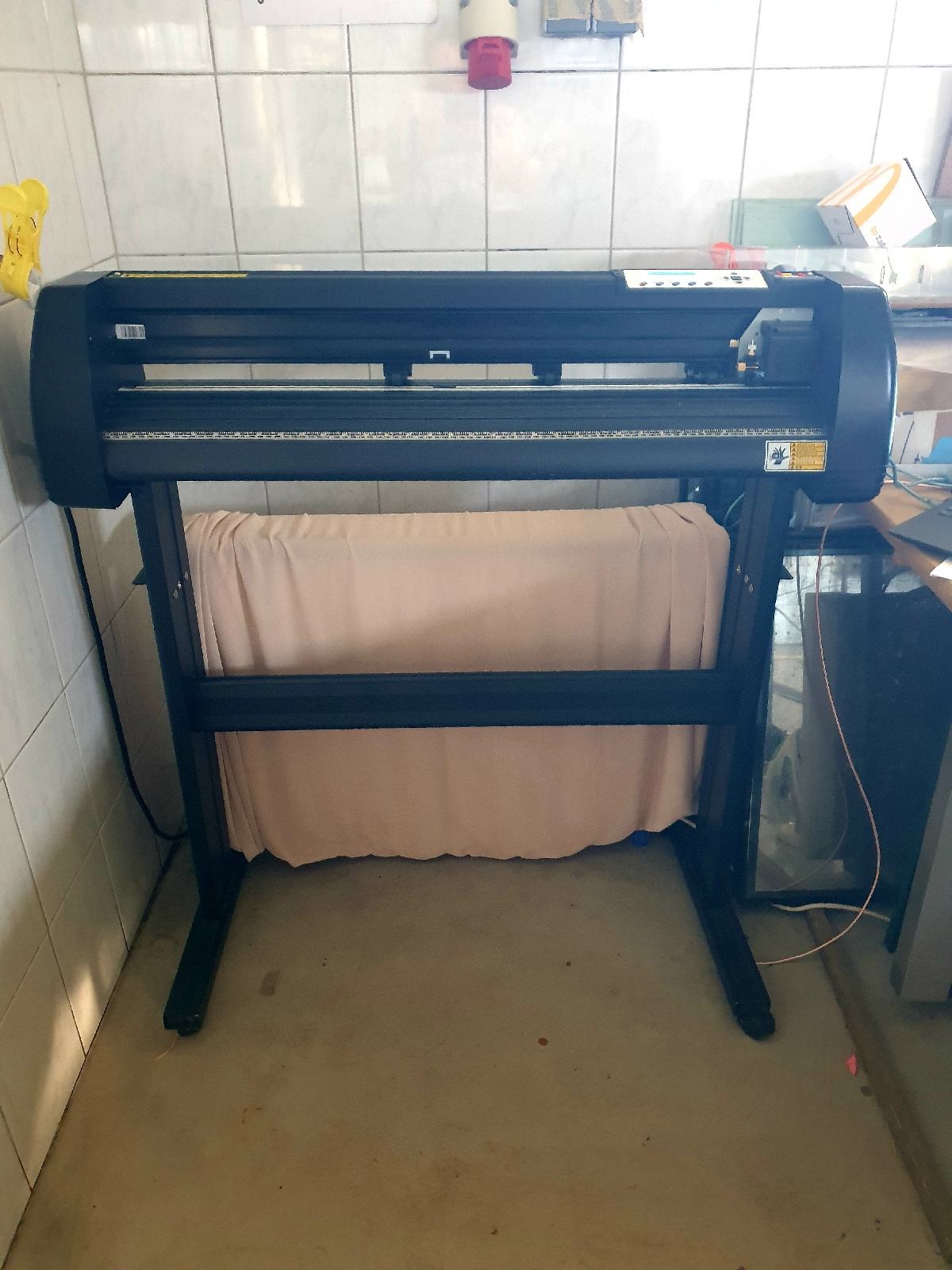 RAZSTAVNI MODEL - Cutter / plotter širine 870 mm s programom