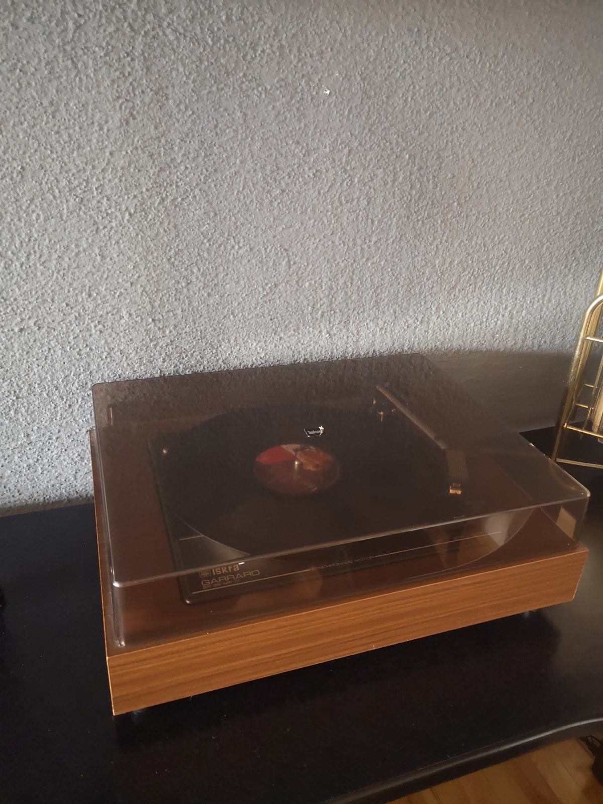 Gramofon Iskra, ojačevalec in dva zvočnika