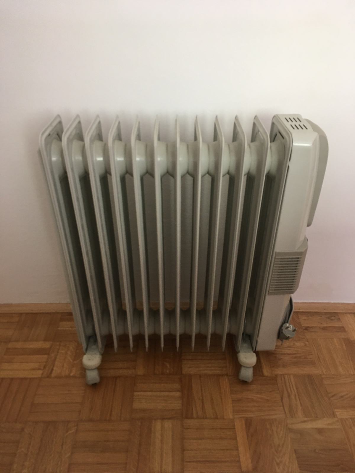 Oljni radiator DeLonghi