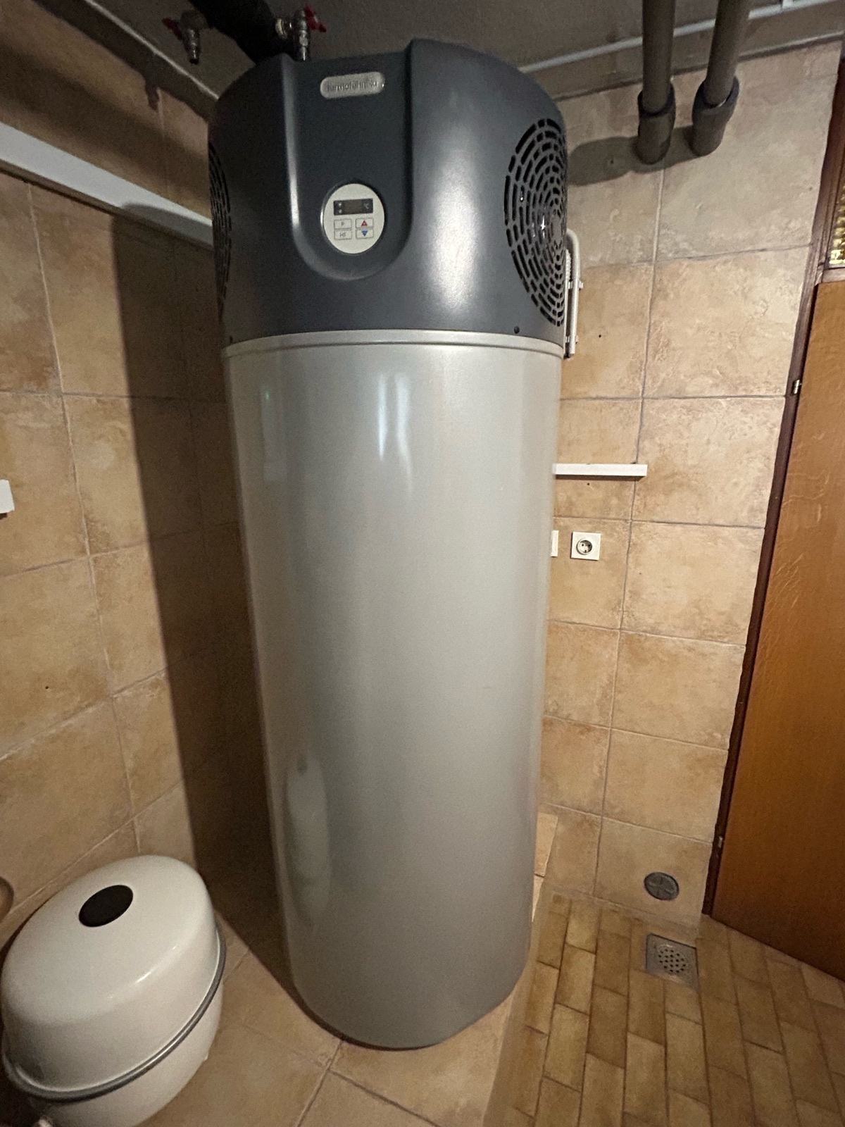 Toplotna črpalka za sanitarno vodo termotehnika RT/E321 AVT