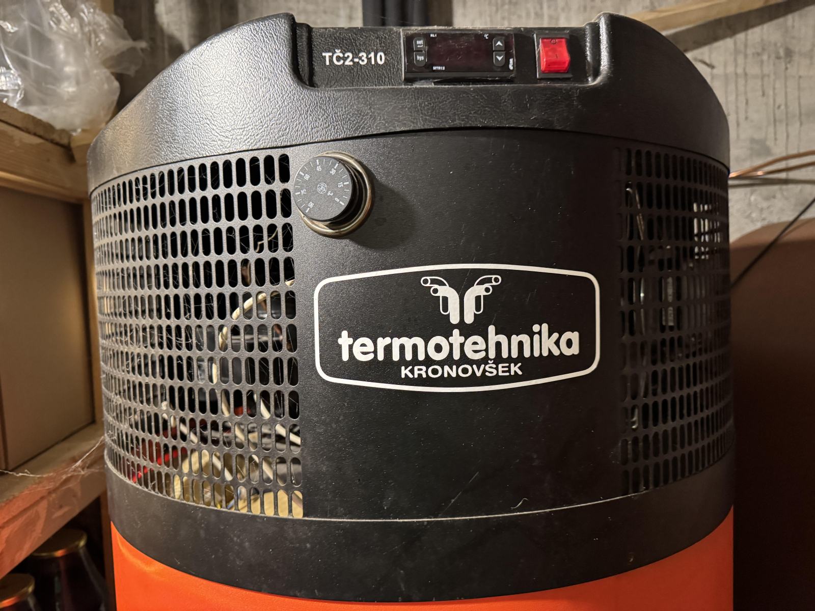 Toplotna črpalka za sanitarno vodo z 300l bojlerjem Termotehnika
