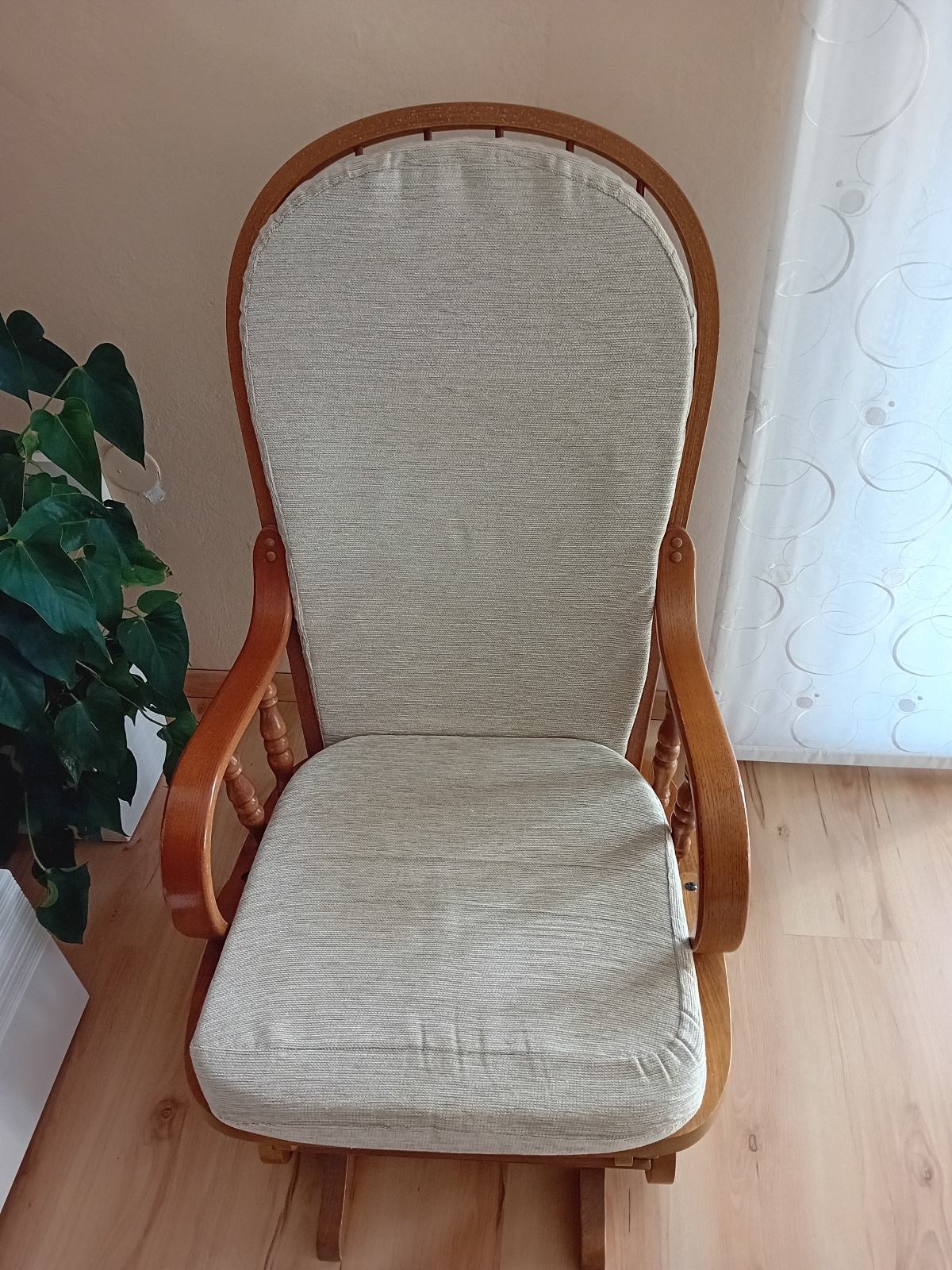 Počivalni stol-gugalnik