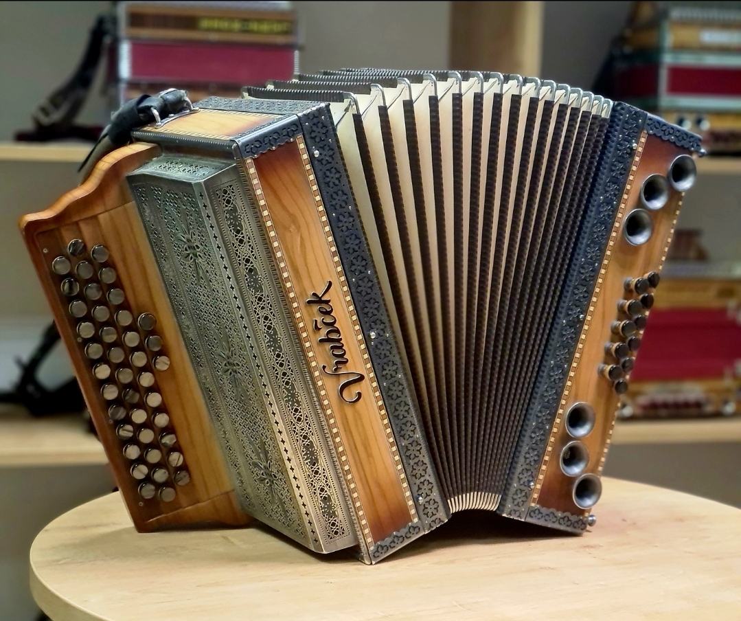 Diatonična harmonika Vrabček Cis Fis H izposoja 60€ na mesec