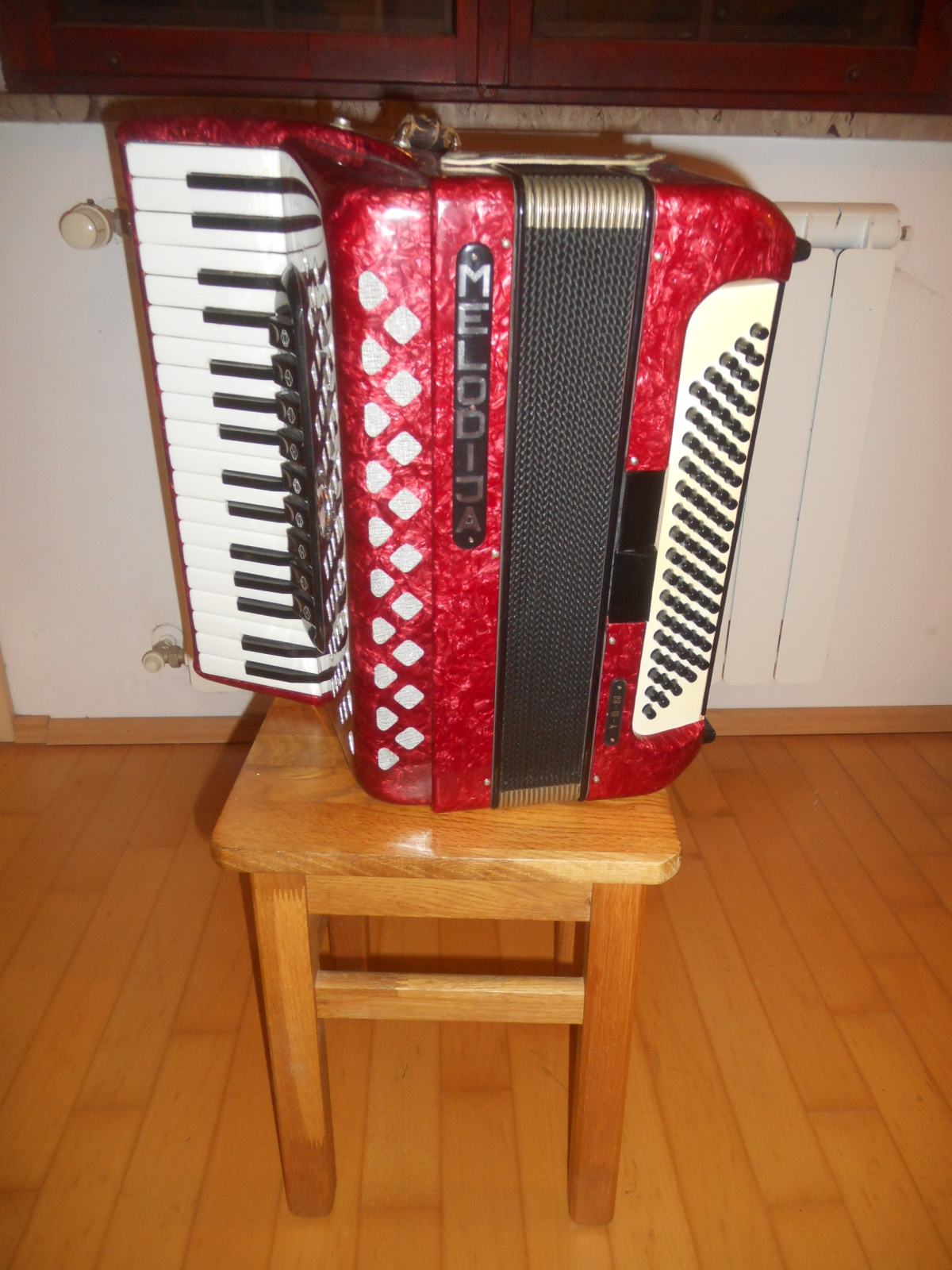 Harmonika MELODIJA 80 basna + 2 stojala za note + metronom