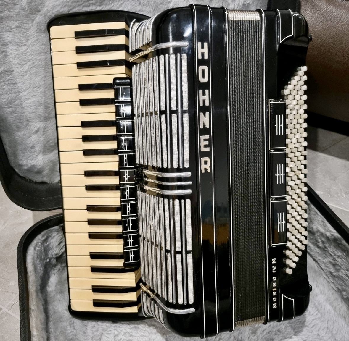 Hohner Morino IV M 120 z črnimi registri!