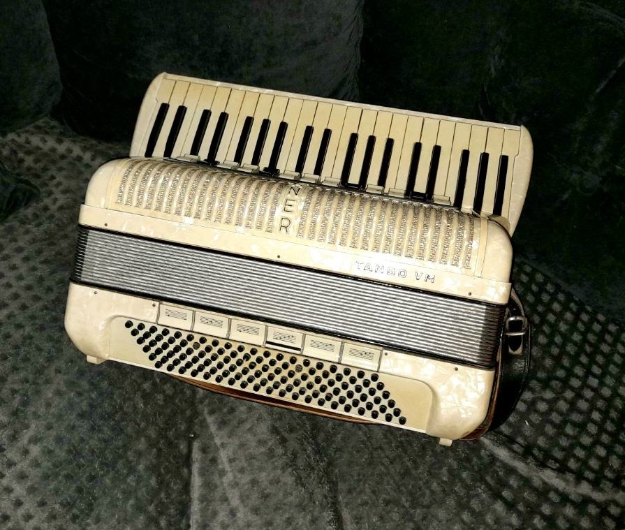 Hohner Tango VM 120 klavirska harmonika za domačo glasbo